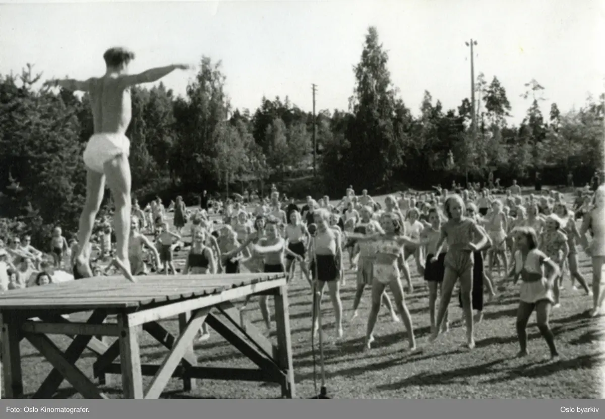 Ingierstrand bad. Utendørs tradisjonell linjegymnastikk med instruktør ...
