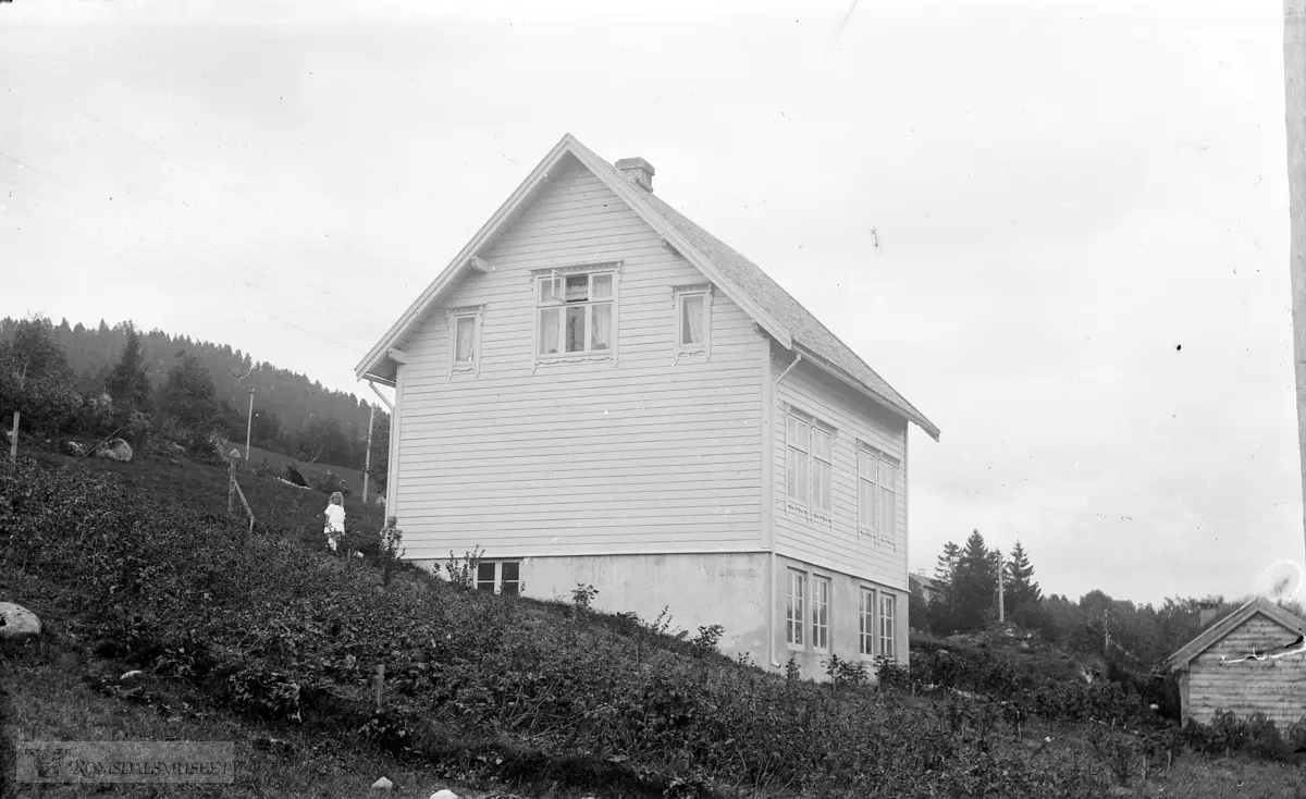Sotnakkhuset, Knut A Sotnak sitt hus på Kleive..Til høyre ses huset til ...