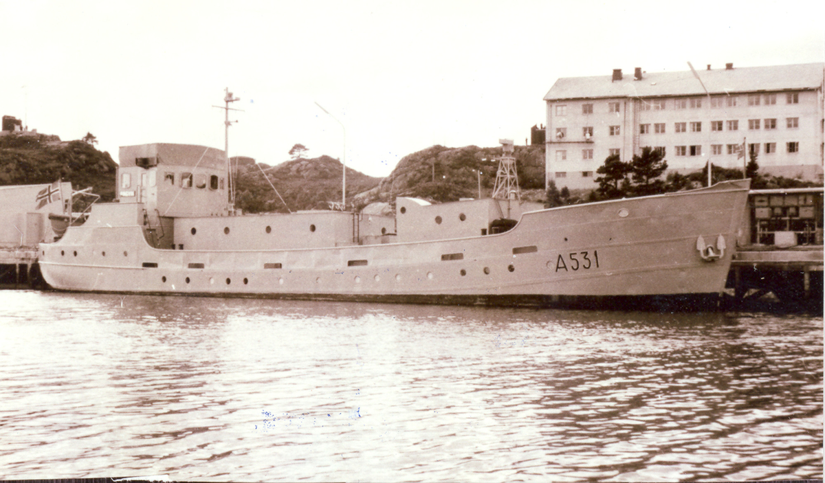 KNM "Pingvin" fra Haakonsvern og Trondheim 1962. Fartøyet til kai ved ...