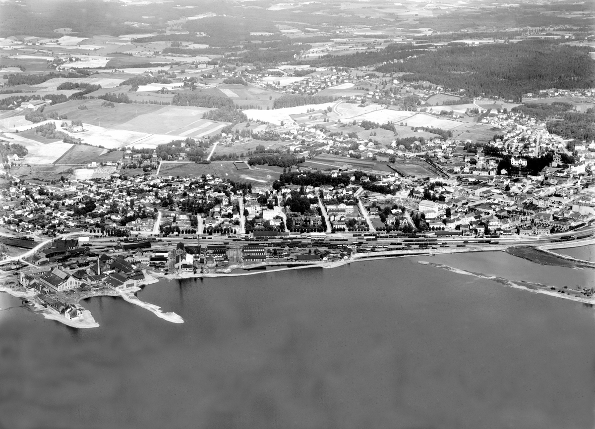 Flyfoto, (speilvendt) Hamar by, fra Tjuvholmen til Hamar Jernstøperi og ...