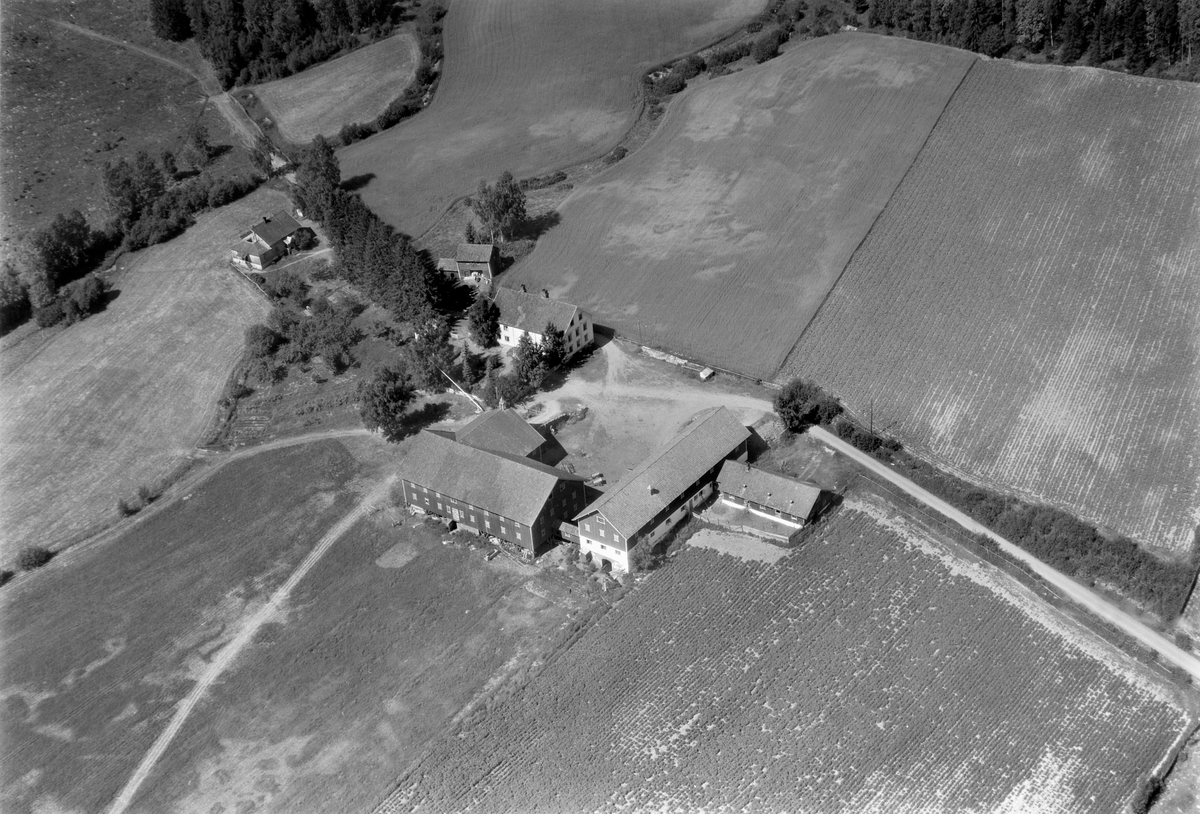 Flyfoto av Strammerud gard, Furnes, Ringsaker. - Anno Domkirkeodden ...