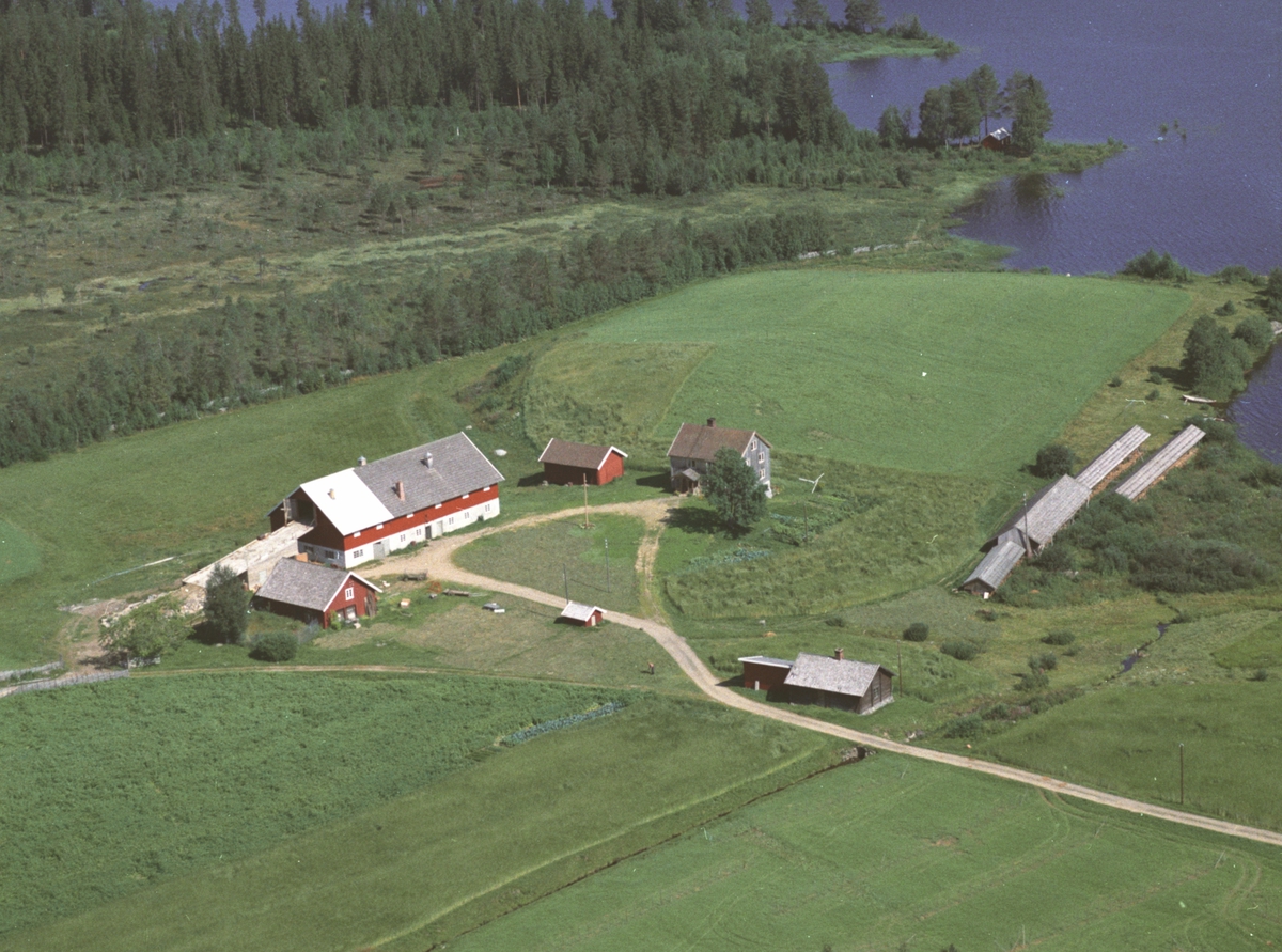 Flyfoto av Kongssund gard, Næroset, Ringsaker. - Anno Domkirkeodden ... Flyfoto av Kongssund gard, Næroset, Ringsaker. - Anno Domkirkeodden ...