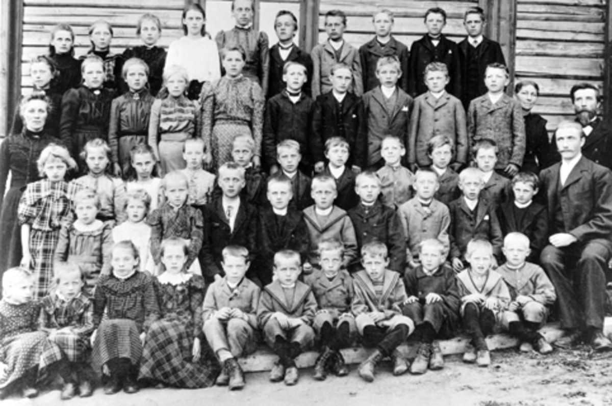 Elever og lærere ved Evenrud skole, Helgøya. - Anno Domkirkeodden ... Elever og lærere ved Evenrud skole, Helgøya. - Anno Domkirkeodden ...