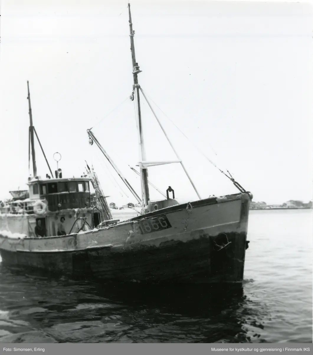 M/K Jan-Yngve F-186-G kommer til kai i Mehamn. Eier: Anton Riise ...