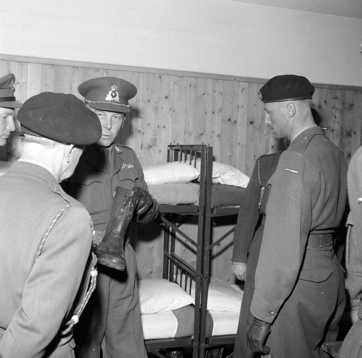 Militærøvelse, Kronprins Harald inspiserer kasserne, Trandum leir ...