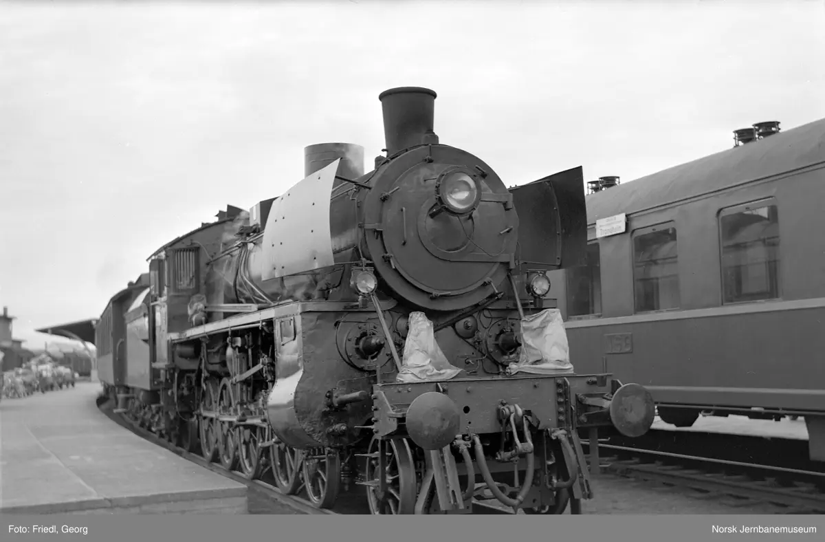 Damplokomotiv type 26c nr. 399 foran Rørosbanens dagtog 302 på ...