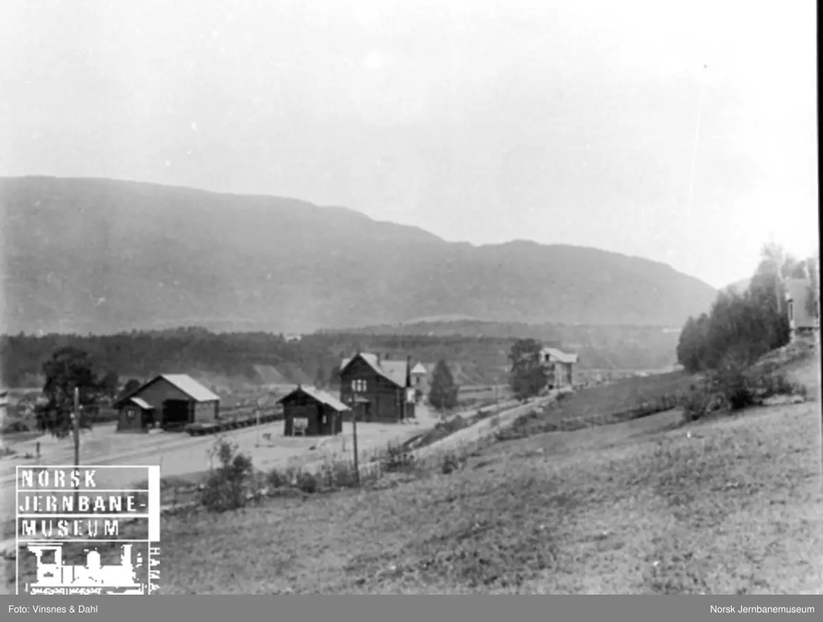 Vinstra stasjon, sett fra sørøst - Norsk Jernbanemuseum / DigitaltMuseum