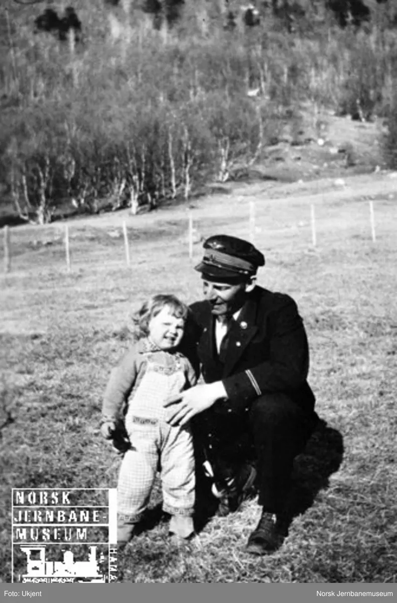 Eva Johnsen (barnet) sammen med en jernbanemann på Drivstua - Norsk ...